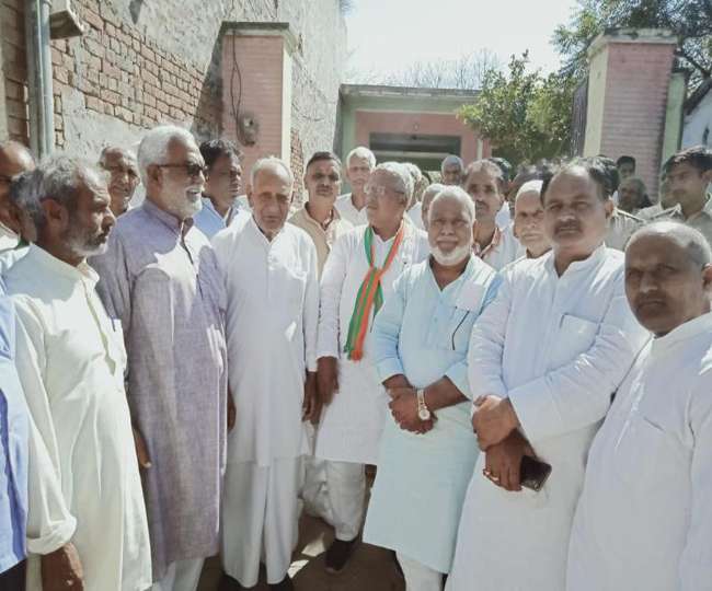 विपक्ष पर चुनावी स्ट्राइक करने गांव निकले राजेंद्र अग्रवाल