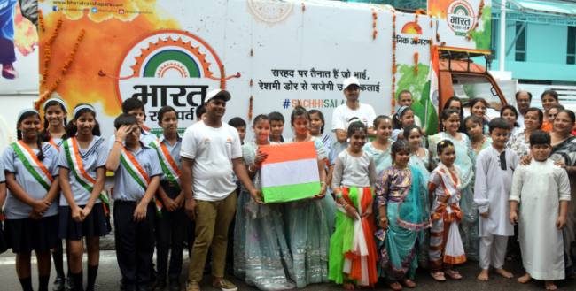 बच्चों ने भेजा सैनिक के लिए 'प्यार', शान से रवाना भारत रक्षा रथ ...