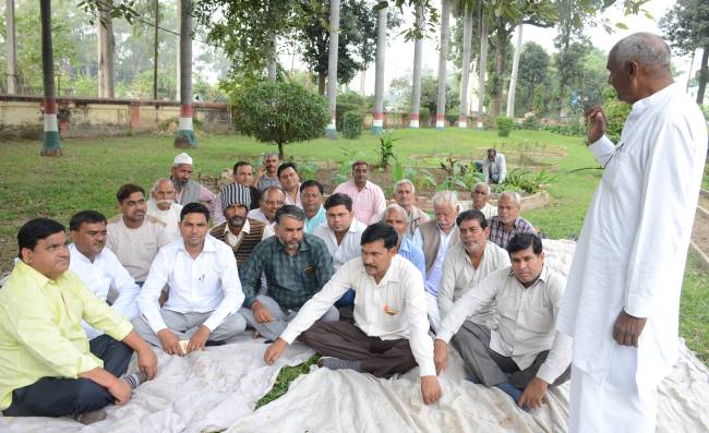 सरकार किसानों के साथ कर रही सौतेला व्यवहार