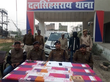 ट्रेवल एजेंसी की लूटी गई ब्रेजा कार उजियारपुर से बरामद, एक गिरफ्तार