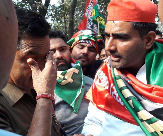 कलक्ट्रेट में आवारा पशु बांधने पहुंचे सपाई एसपी सिटी से नोकझोंक - SP ...