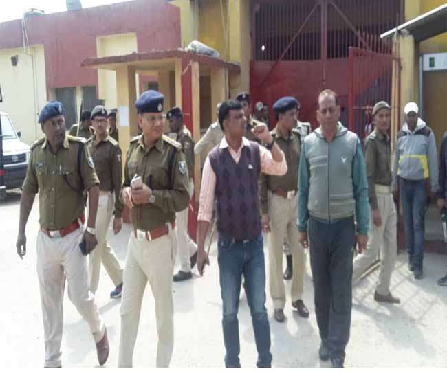 बिहार के सभी जेलों में छापेमारी से मचा हड़कंप, कुख्यातों के सेल पर ...