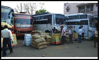 छत पर सामान, तो खतरे में यात्री की जान - mango bus stand mango bus stand