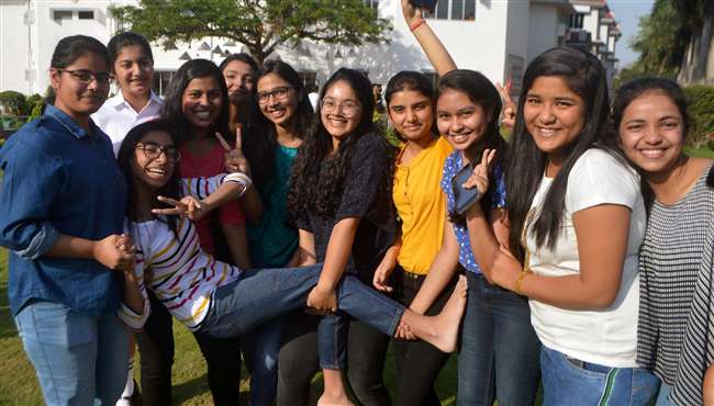 आकांक्षा का रिजल्ट जारी मेडिकल और इंजीनियरिंग के 181 विद्यार्थी चयनित ...