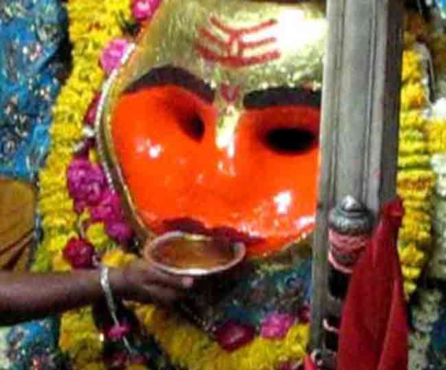 देश के 8 अनोखे मंदिर, कहीं प्रसाद में मिलती है चॉकलेट तो कहीं शराब