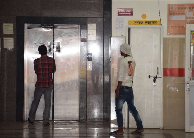 जिला महिला अस्पताल की लिफ्ट का कंट्रोल सिस्टम खराब Bareilly News