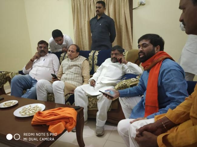 बुढ़वल चीनी मिल को लेकर असहज दिखे गन्ना राज्यमंत्री