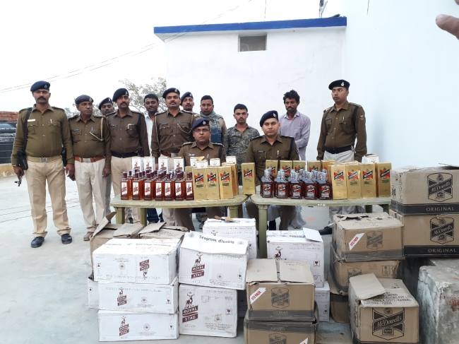 24 कार्टन अंग्रेजी शराब के साथ धराए दो धंधेबाज - 24 carton english Two ...