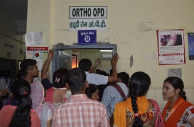 मेडिकल न होने से जेबीटी शिक्षकों ने घेरा लघु सचिवालय