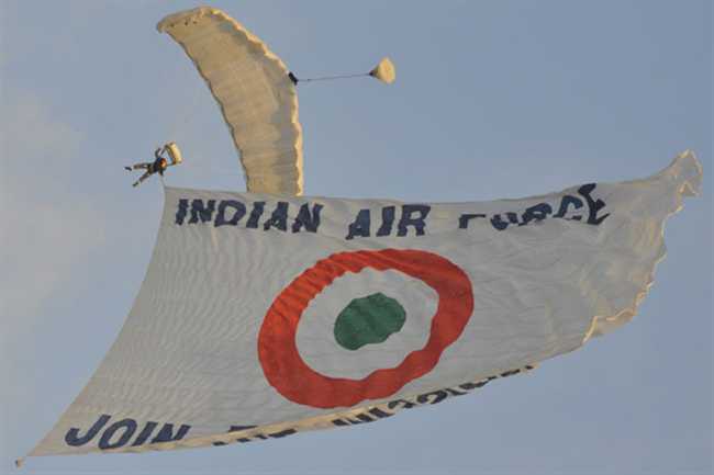 विंग कमांडर कमल ने 4211 वर्ग फीट झंडे के साथ लगाई छलांग - Wing ...