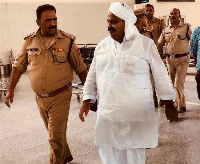 पूर्व सांसद अतीक अहमद को कड़ी सुरक्षा में लाया गया एयरपोर्ट, भेजा गया ...