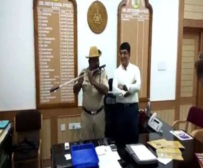 52 साल के हेड कॉन्स्टेबल की लाठी बनी बांसुरी, ट्विटर पोस्ट देख ...