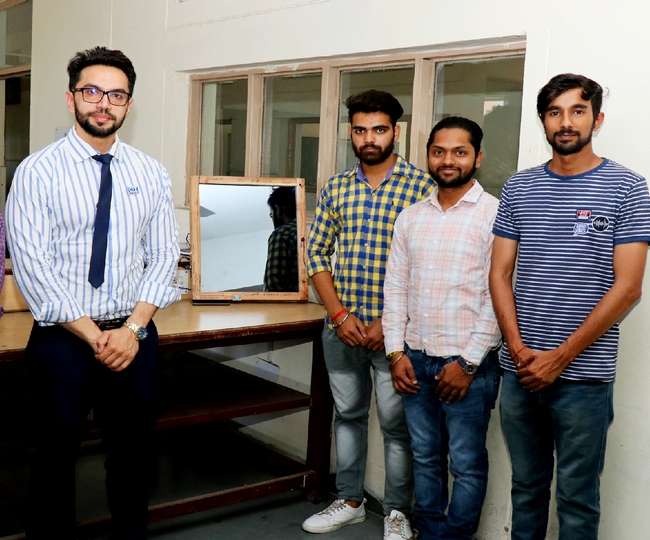 बोल आईना बोल मेरा रूप कैसा... स्टूडेंट्स ने बनाया Smart Mirror, बताएगा ...