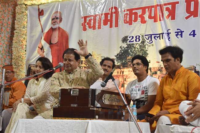 करपात्र प्राकट्योत्सव पर भावों से सजी भजन संध्या, अनूप जलोटा के सुरों ...