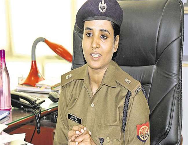 चार आइपीएस अफसरों के तबादले हटाई गईं बलिया की एसपी