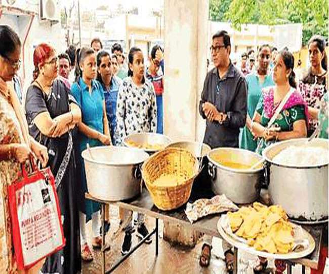 यह है अनोखा बैंक, रोजाना एक हजार लोगों को कराया जाता भोजन - Roti bank ...