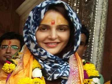 राधा-कृष्ण की धरती पर मोनिका बेदी और करनी सुकृत