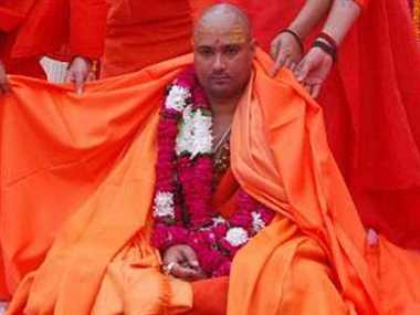 विवादों का महामंडलेश्वर: ऐशो-आराम पर पानी की तरह बहाया पैसा