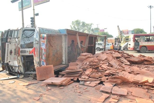 हापुड़ रोड पर दिन भर जाम से जूझे वाहन - jaam dfghdfgh