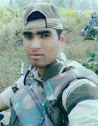 नक्सलियों के आतंक से त्रस्त एक युवक ने किया ऐसा कारनामा, लोगों के बने ...