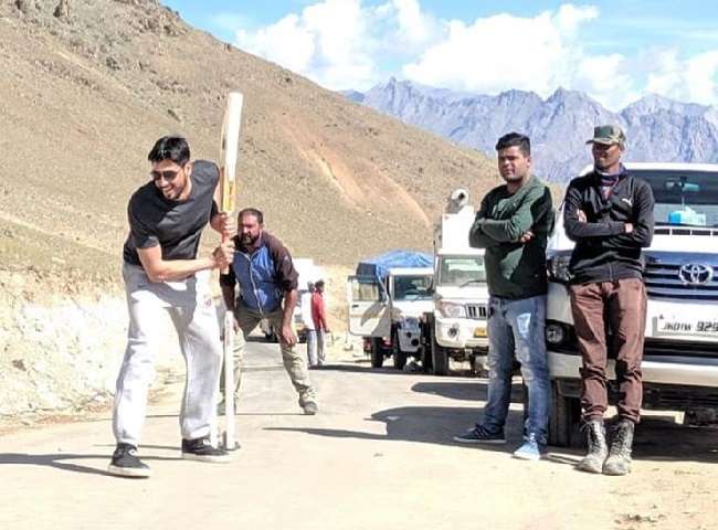 Vikram Batra Biopic सिद्धार्थ मल्होत्रा ने टीम के साथ कारगिल में किया