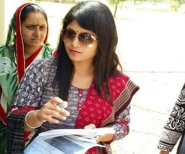 सपा राज में पहली बार किसी IAS ने विदेश से ऑनलाइन चार्ज लिया था, जानें ...