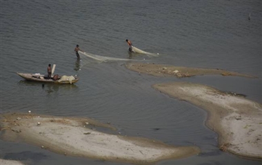गंगा में औसत स्तर से 15 फीट कम पानी - record breaking waterless river ganga