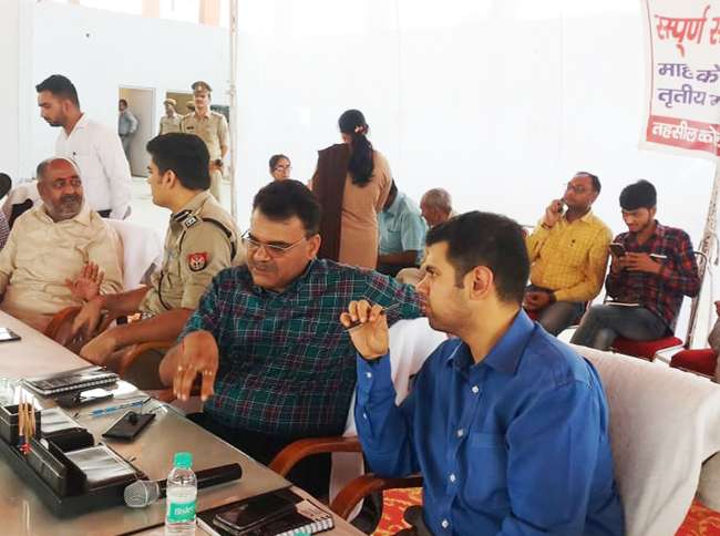 अलीगढ़ के डीएम बोले लेखपाल बदलें काम का तरीका नहीं तो कार्रवाई ...