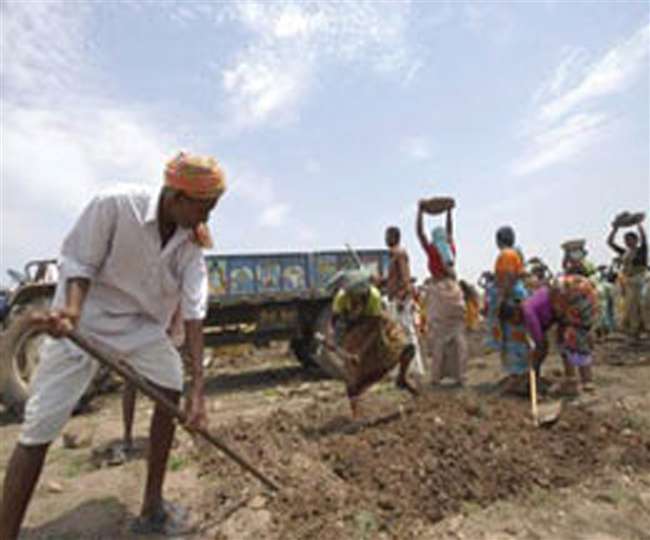 बिहार: गुजरात में बिहारी मजदूरों पर हो रहे हमले, स्थिति दयनीय