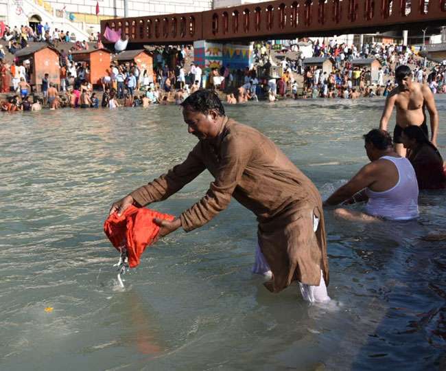 लावारिस शवों का मुक्तिदाता है ये शख्स, 114 अस्थियां की गंगा में विसर्जित