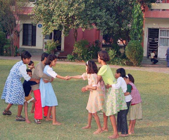 यहां बेसहारा बच्चों को मिलती हैैं मां और परिवार, बनते हैं शिक्षित और ...