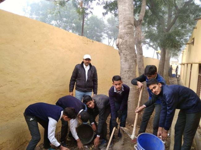 स्वयंसेवकों ने किया श्रमदान - Volunteers did Shramdan