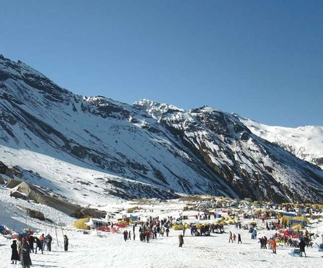 मढ़ी में लौटी पर्यटकों की रौनक रोहतांग के लिए अभी और इंतजार