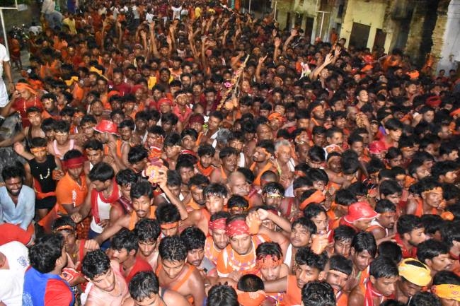 शिवभक्तों से पटी बाबा नगरी, श्रद्धा का उमड़ा सैलाब - Crowd of devotees ...