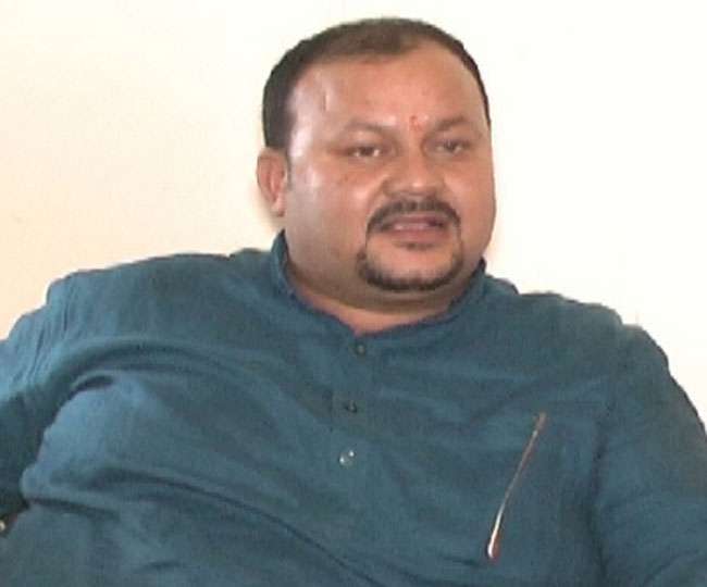 विधायक धामी ने अपने सिर पर खुद मारी बीपी की मशीन - Conflict between doctor and MLA harish Dhami