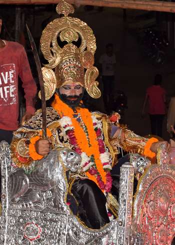 आगे चांदी के हौदे पर सवार रहे दशानन तो पीछ थी राक्षसी सेना