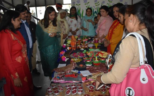 डीसी ने दिया ग्रीन दीवाली मनाने का संदेश - punjab, hoshiarpur, dc visit ...