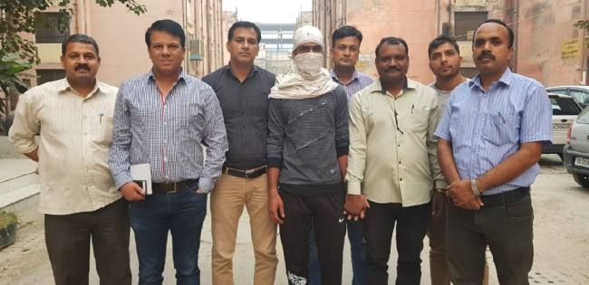कैशियर पर गोली चलाने वाला आरोपित गिरफ्तार - bank dacoity accused held