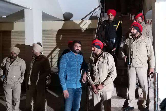जीरकपुर में कुख्यात गैंगस्टर अंकित भादू का एन्काउंटर, दाे साथियों ने ...