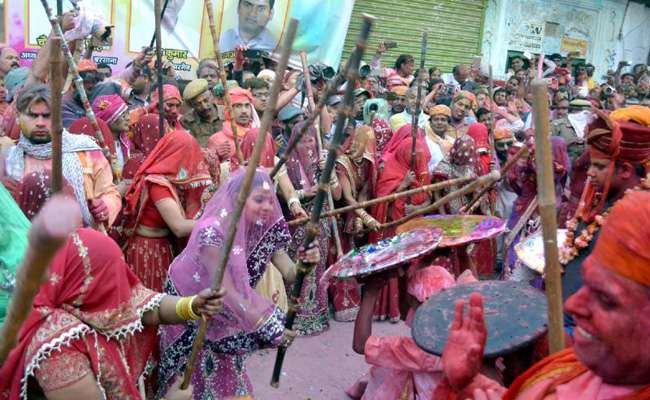 बरसाने की रंगीली से गलियां हुई सनीली