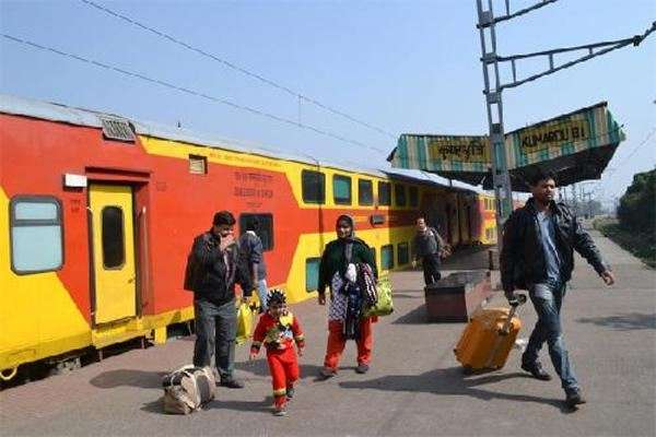 Kumardhubi Station: तत्काल टिकटों की हेराफेरी करते वीडियो फुटेज में ...