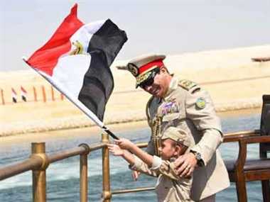 स्वेज नहर का उद्घाटन शुरू हुआ यातायात