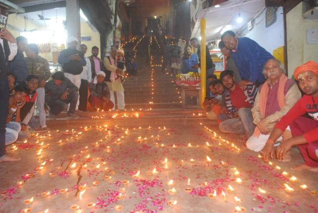 ढांचा ध्वंस की बरसी पर मना दीपोत्सव - dhancha dhwans day some people ...