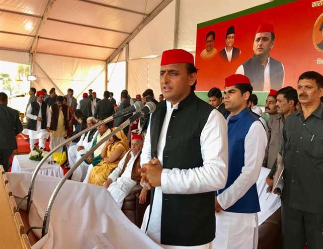 अखिलेश यादव ने कहा- भाजपा सरकार ने तो फौज में भी कर दी राजनीति ...