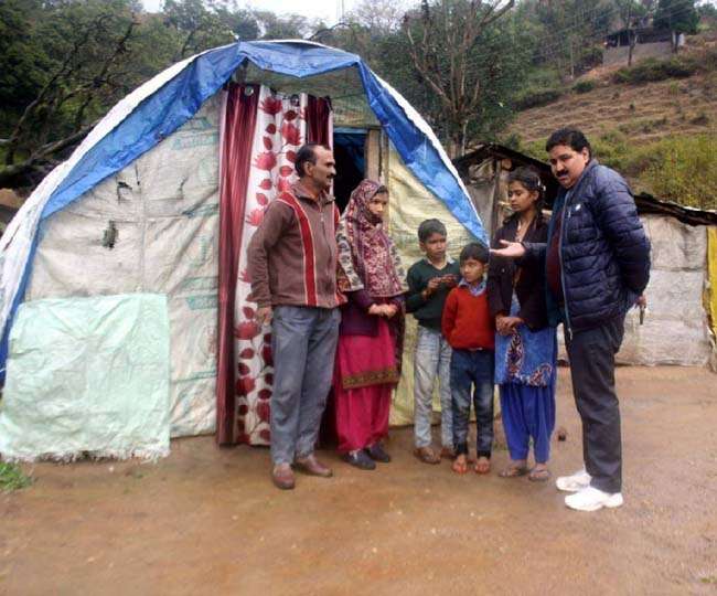 सर्द रातों में तिरपाल के सहारे यह परिवार - shahpur poor family stay in ...