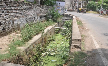 दबाते जा रहे नालों को, कहां से निकले पानी