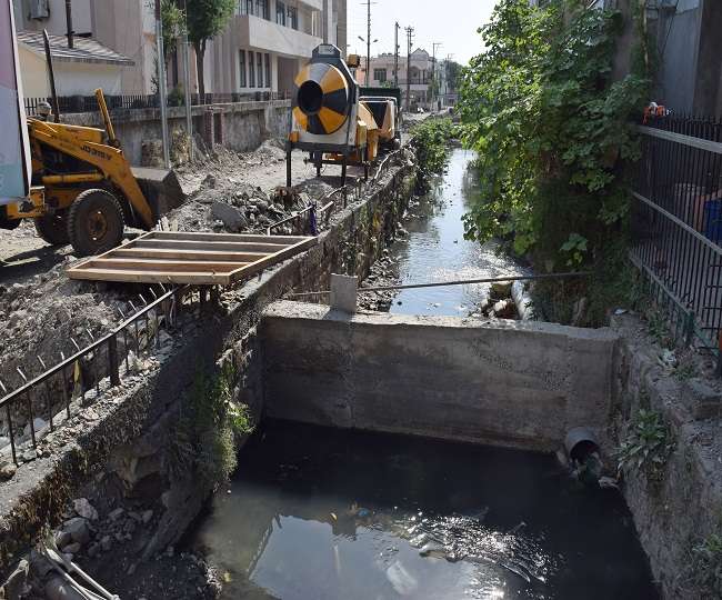 नहीं मिला पानी निकासी का रास्ता, एसबीआइ से मुखानी तक नहर कवरिंग का काम ...