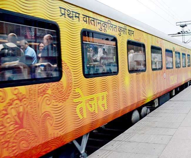 यात्रीगण ध्यान दें... Tejas train के Coach हैं Automatic, इसलिए आ रही ...