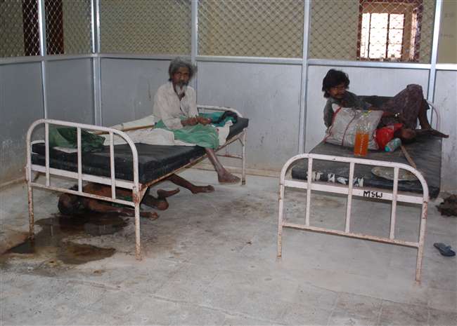 बेड के नीचे पड़ा था मुर्दा, ऊपर होता रहा जिंदों का इलाज