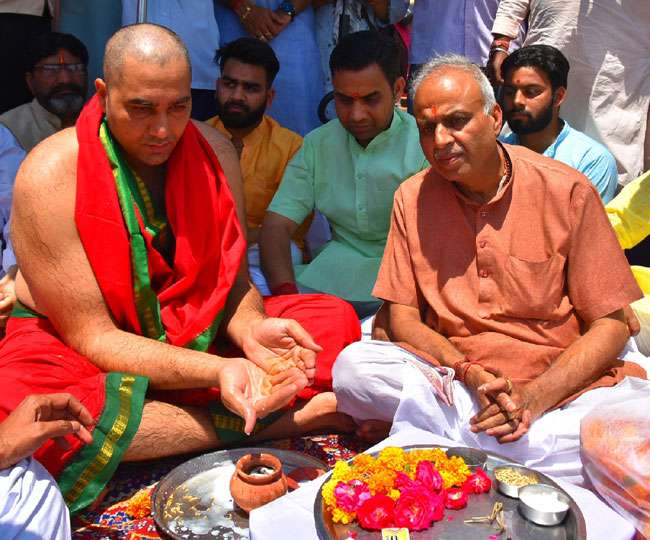 प्रधानमंत्री नरेंद्र मोदी की भाभी की अस्थियां गंगा में विसर्जित - Prime ...